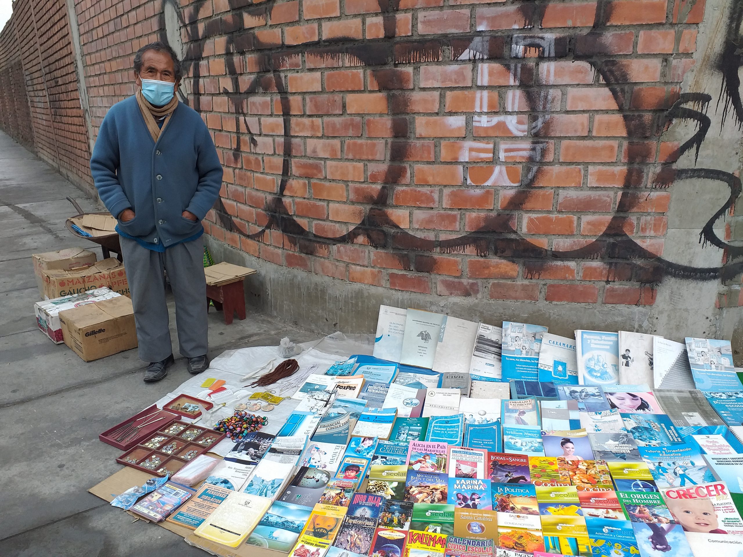 Anciano promueve la lectura vendiendo libros usados en el centro de ...
