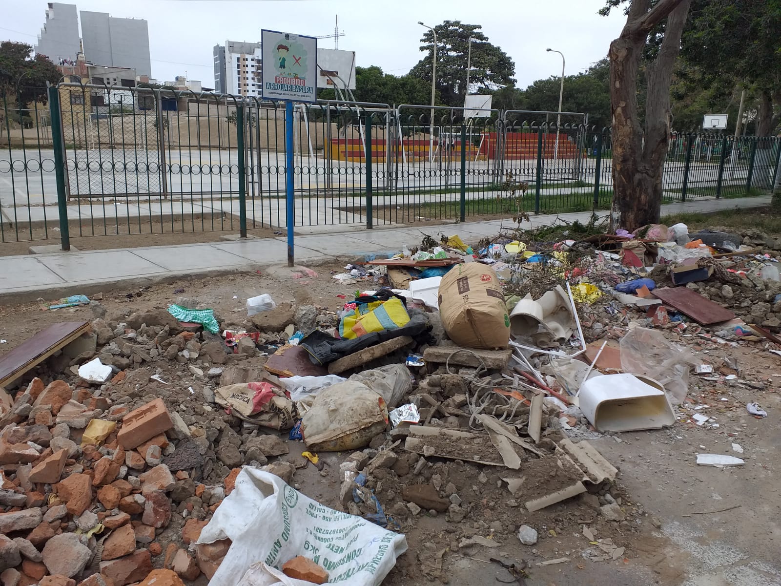 Trujillo: Basura acumulada en una calle de la urbanización San Nicolás ...