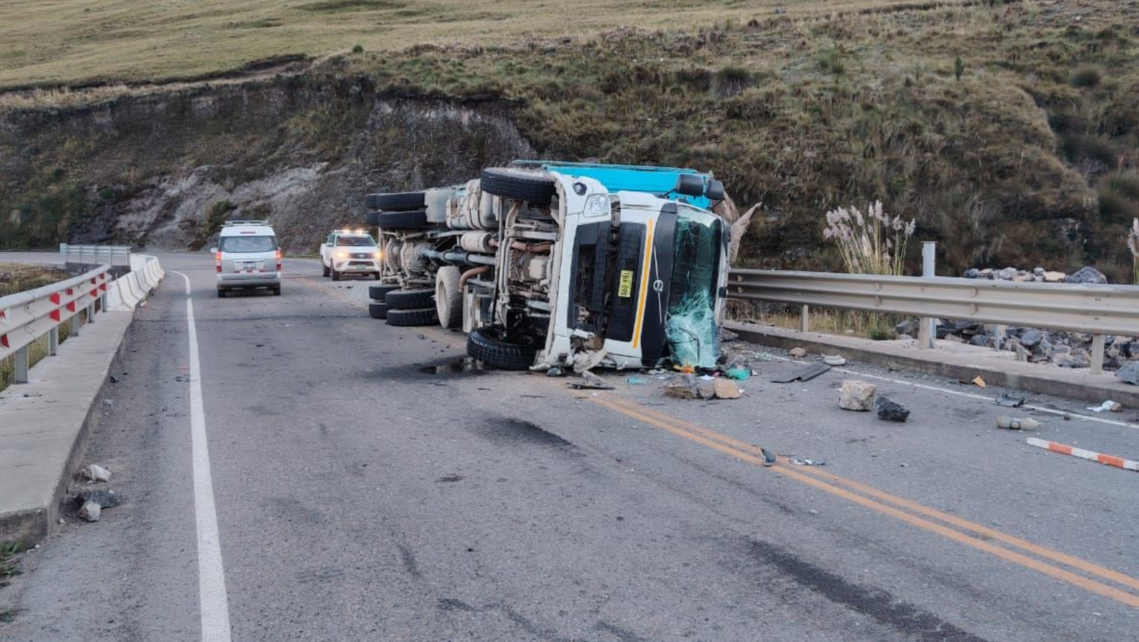 Volquete queda volcado tras despiste en puente La Constancia, en ...